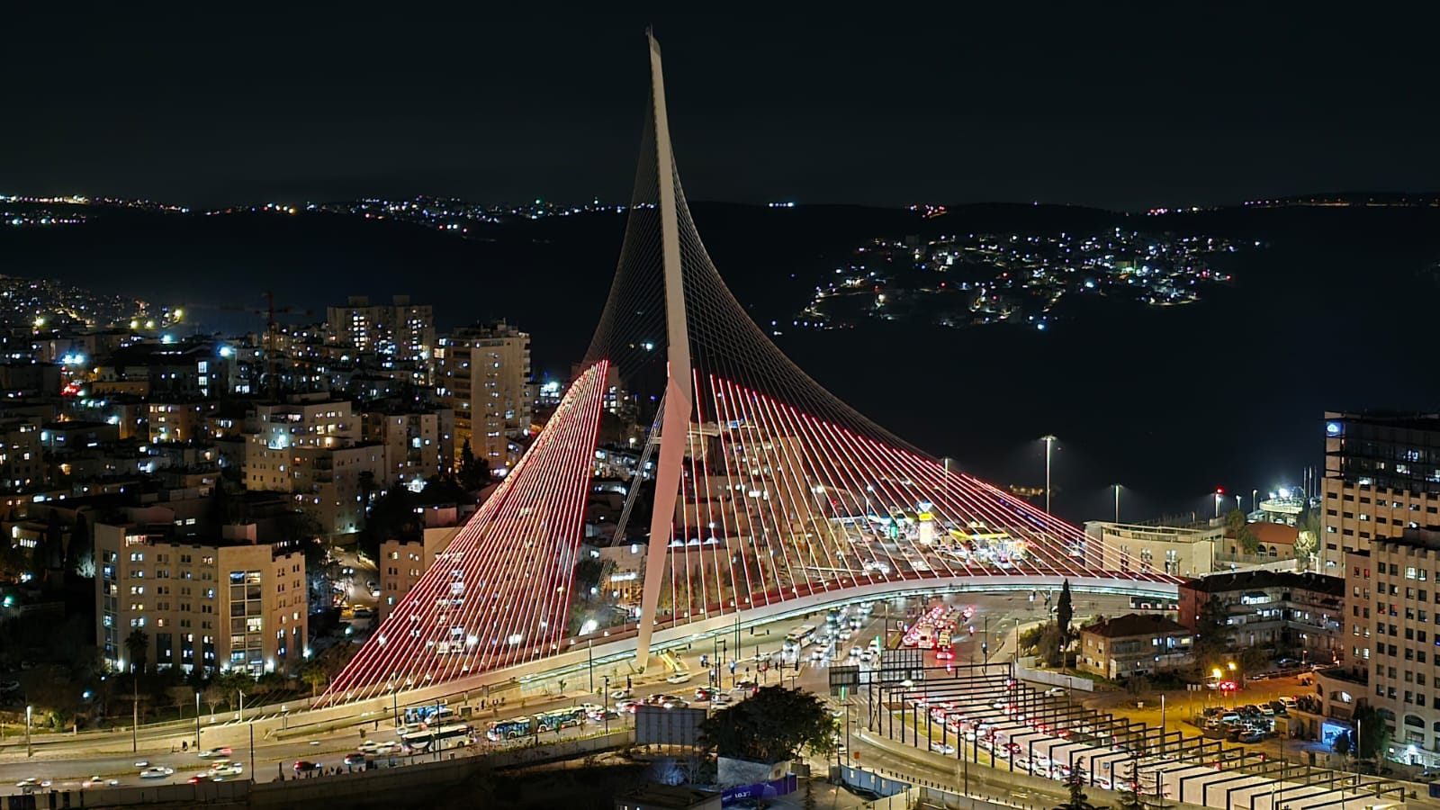 גשר המיתרים בירושלים הואר בכתום: 481 ימים למשפחת ביבס בשבי | כיכר השבת