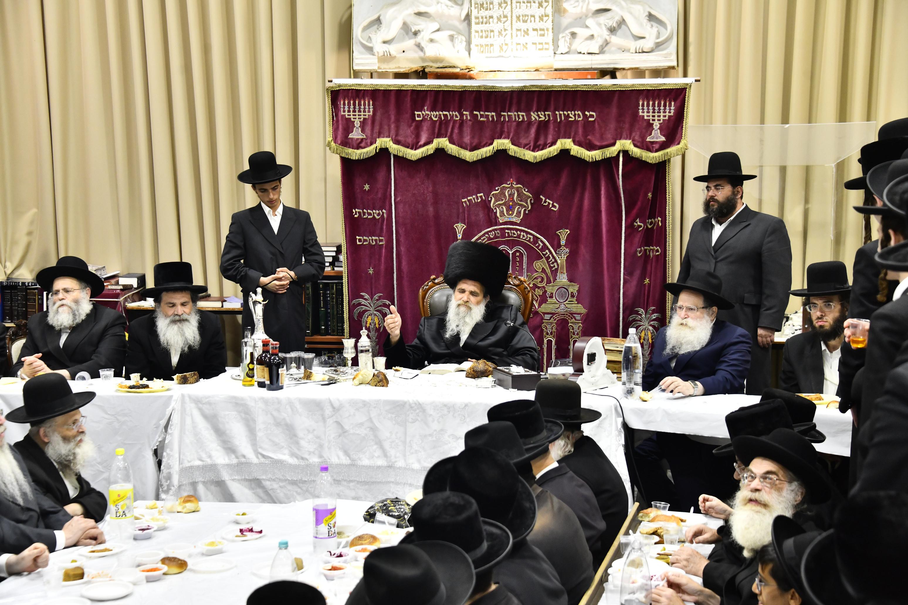 האדמו"ר מאשלג ערך שולחן טהור לזכר אביו בעל ה'יסוד יוסף' | כיכר השבת