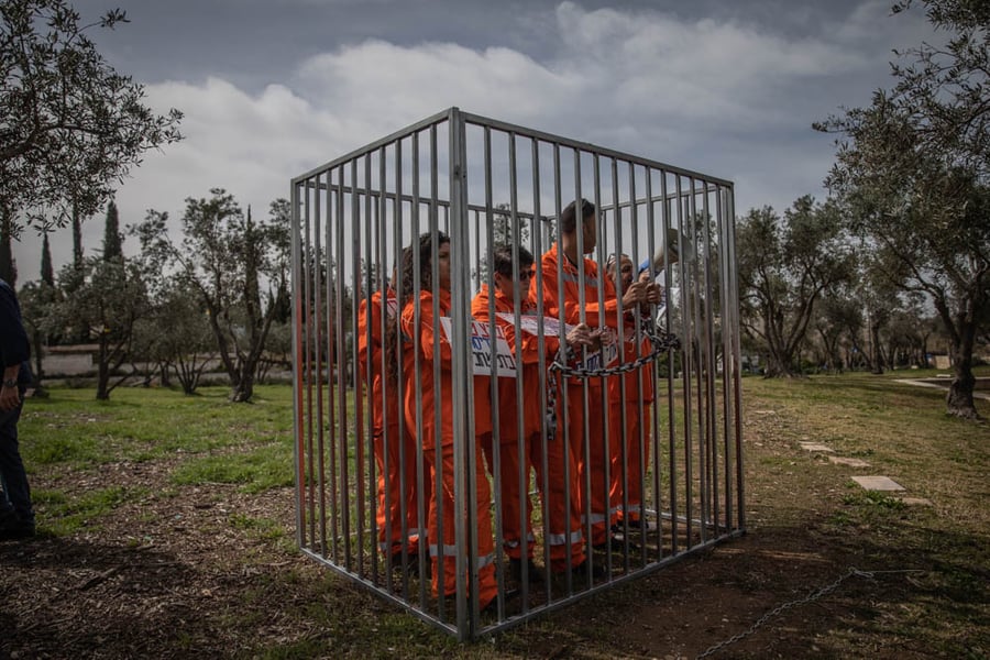 מול בית המשפט העליון מיצג מחאה נפגעי בגץ תיעוד